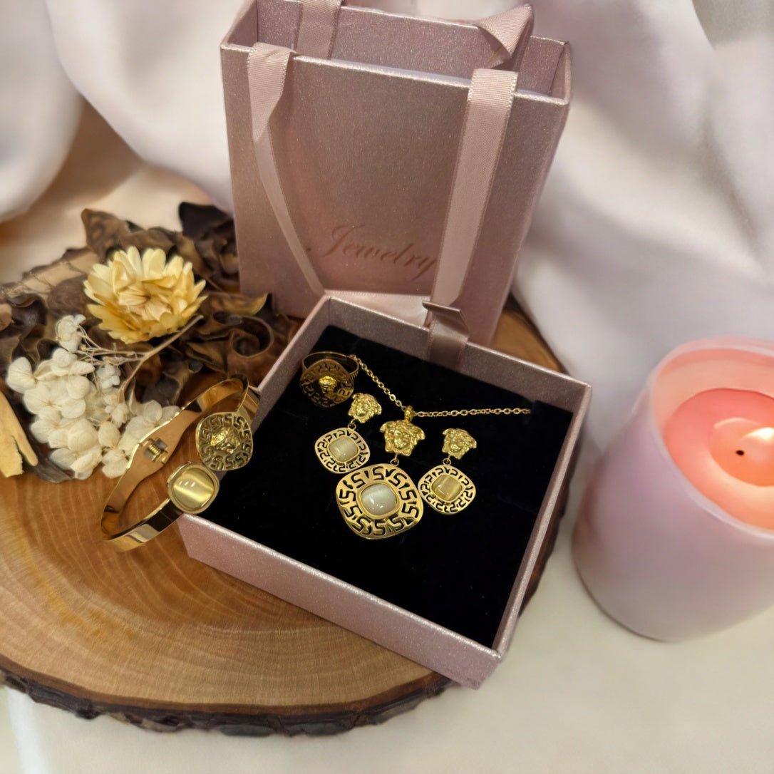 Zlatni set nakita s elegantnim motivima - SAMO KLIKNI